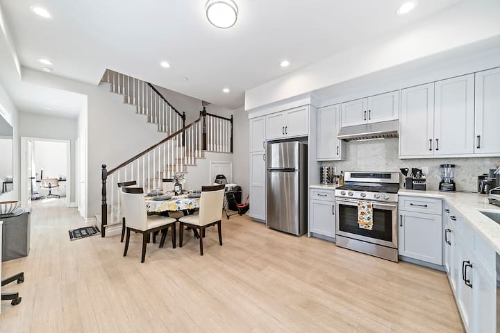 Stylish 3b3ba Two-story Home With Bbq - Altadena, CA