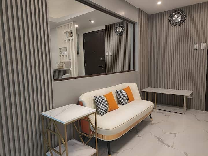 San Lorenzo 2br Near Mrt W/ Available Pay Parking - Pasay