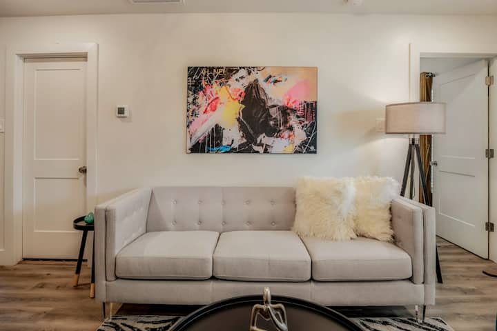 The Barbee 164 - Top Floor Elegance At The Barbee - Houston, TX