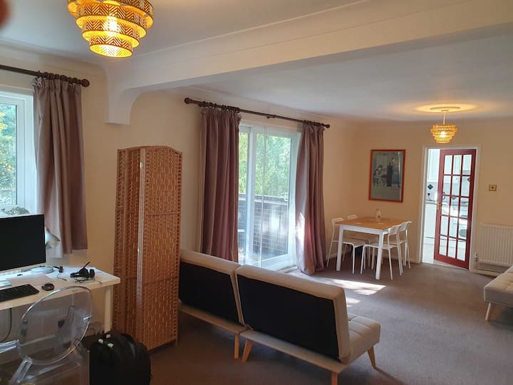 Bushey - Comfy Two Bed Flat - Watford