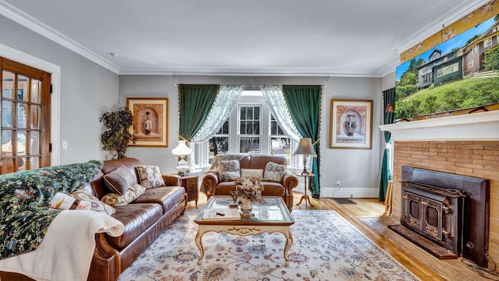 Live In Elegance In This Beautiful 5 Bedroom Home - Rochester, NY