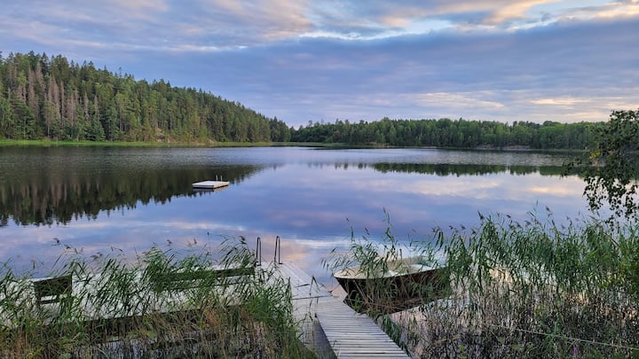 Hus Med Skog Och Sjö Runt Knuten - Gnesta