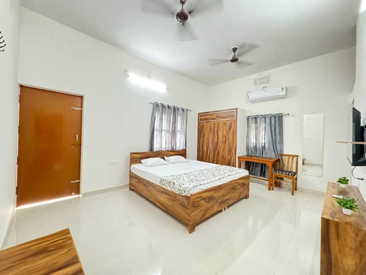 Neehan Balcony Ac Rm,(1.5km Frm Ganges), Parking - Varanasi