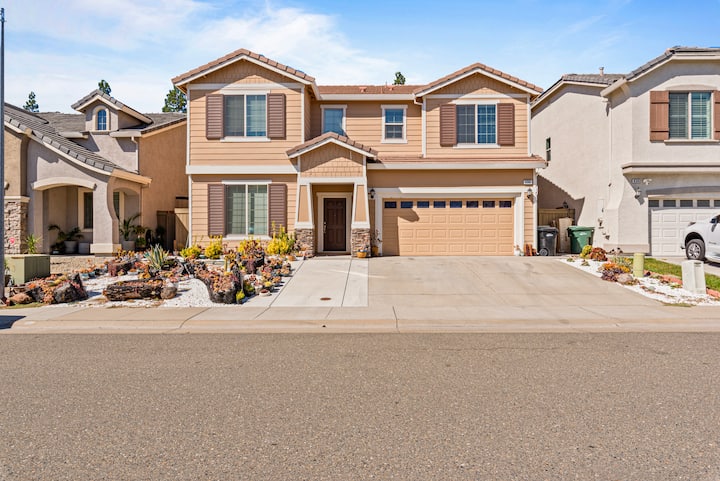 Modern Spacious 5br Oasis - Sacramento, CA