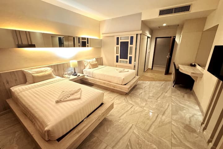 The Luxurious Twin Bed Room With Bathtub & Pool - Patong