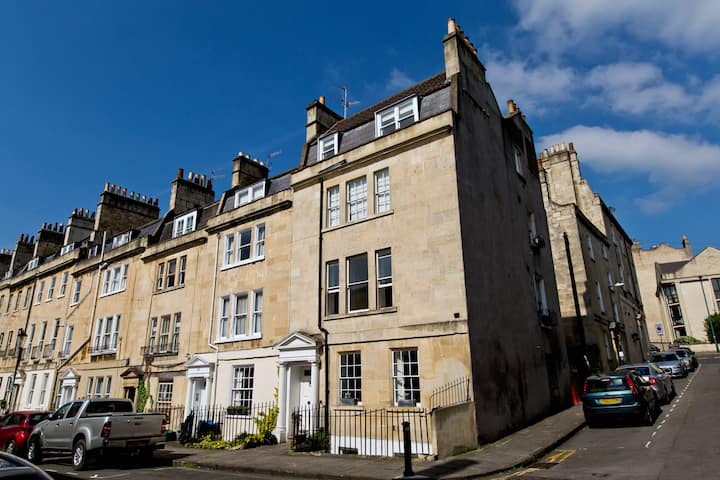 Central Courtyard Apartment - Bath