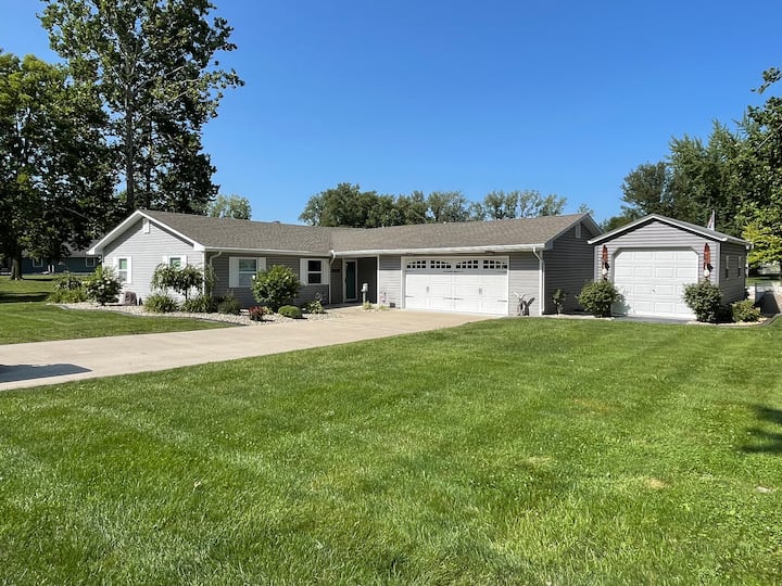 Channelside Lake House - Topeka, IN