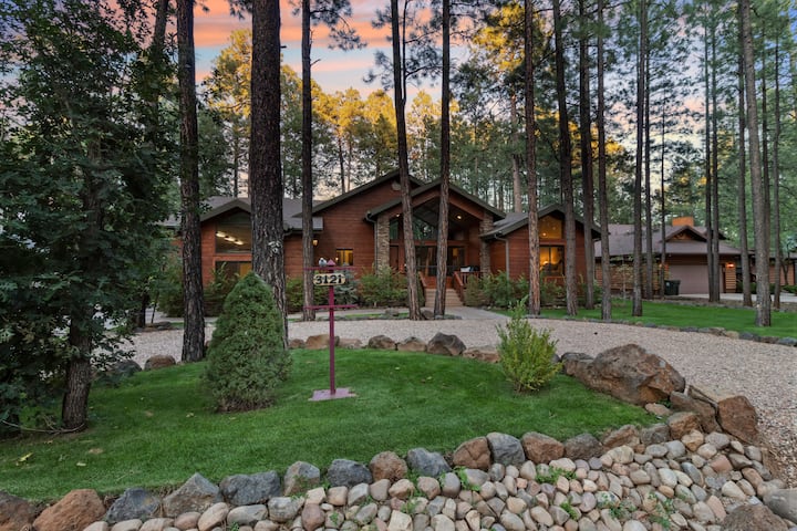Luxe Golf Course Cabin • Ev Charger • Fenced Yard - Pinetop-Lakeside, AZ