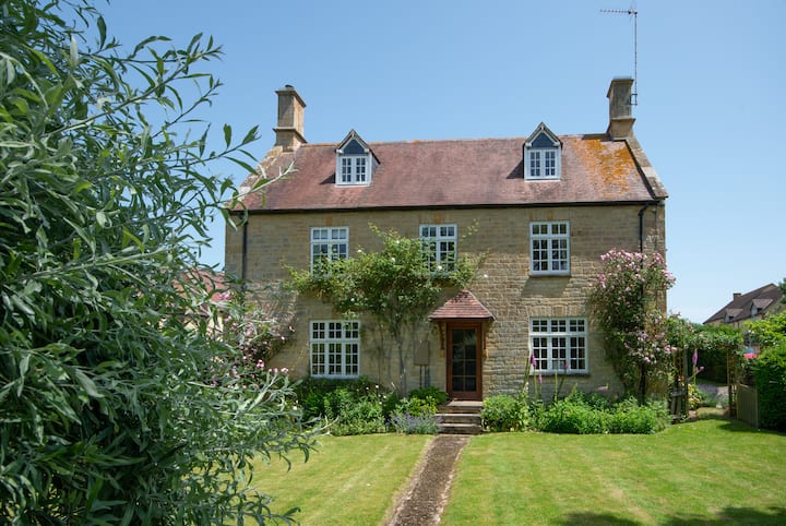 College Farmhouse, 18th Century Cotswold Farmhouse - Chipping Norton
