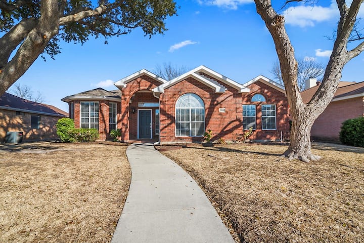 Great Location W/4 Queen 1 Full  1 Twin Sleeps 10 - 매키니