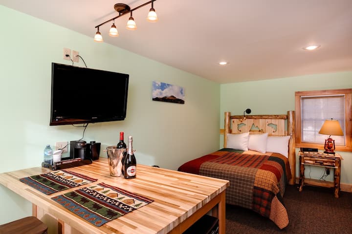 Boutique Lake Placid Motel Room #4 (W/2 Full Beds) - Lake Placid, NY
