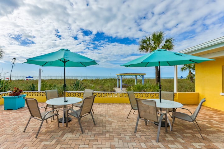 Cheerful Beachside Studio - Venice, FL