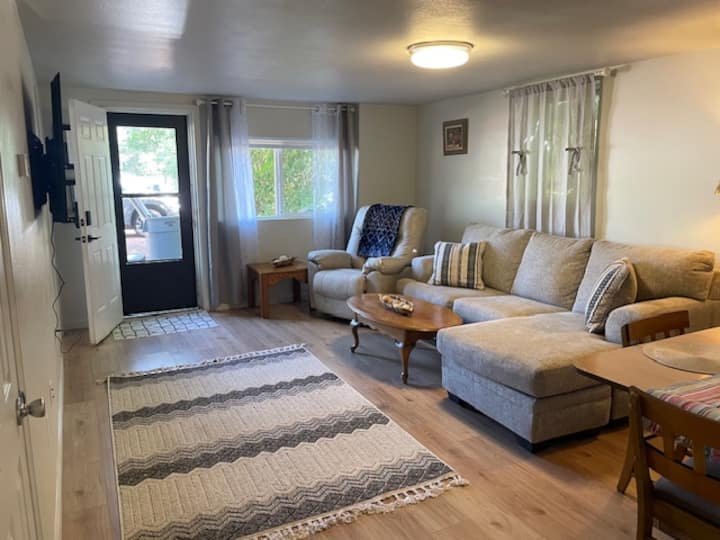 Cozy 3-bedroom Garden Level - Heart Of Greeley - Greeley, CO