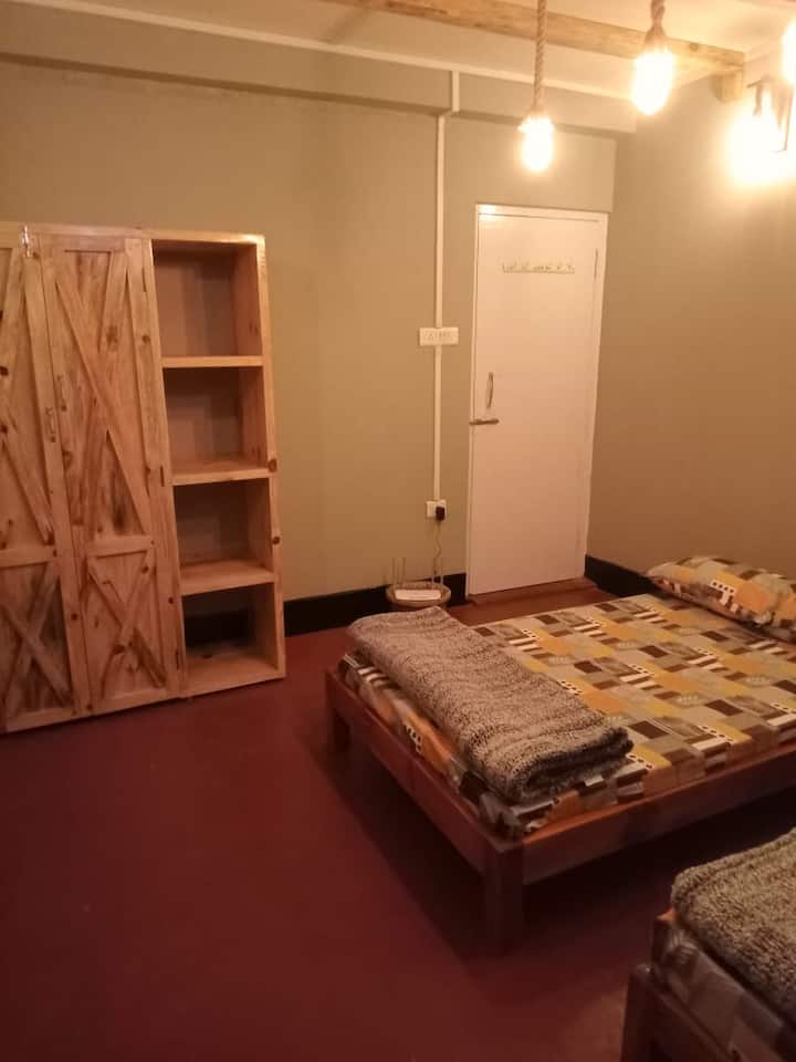 Larry's Ville Bnb - シロン