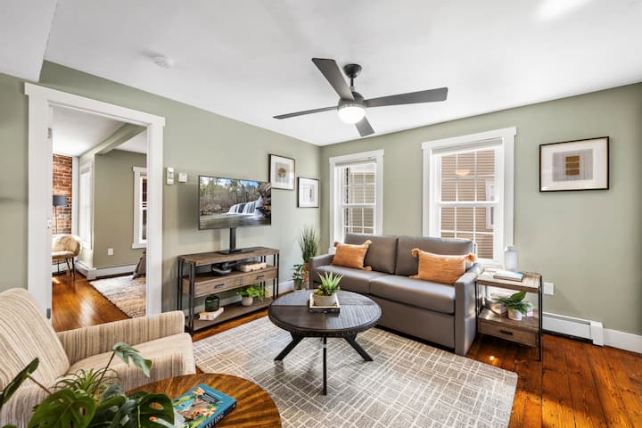 Stylish 1br Haven: Modern Elegance & Comfort - Providence, RI