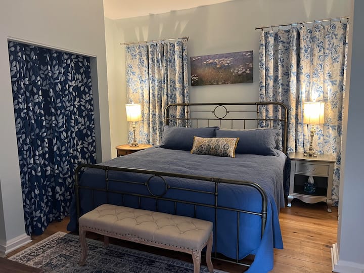 The Hummingbird Room - Sparkling Stars Inn - Lovettsville, VA