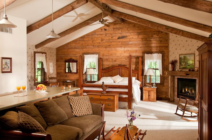 Chanticleer Cabins- The Tamarack Cabin - Sturgeon Bay, WI