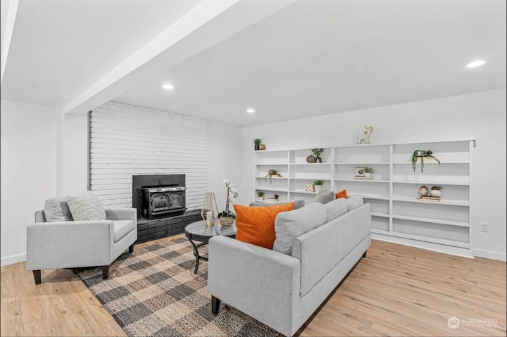 Charming 2 Bedroom & 1full Bath Basement Apartment - Edmonds, WA