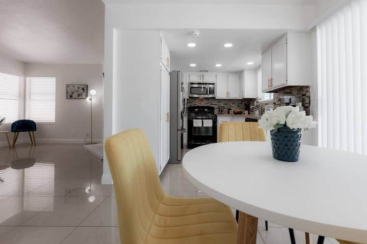 2br Vegas Home • Near Strip & Airport + Parking - Las Vegas, NV