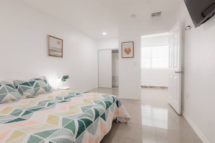1br Vegas Home • Near Strip & Airport + Parking - Las Vegas, NV