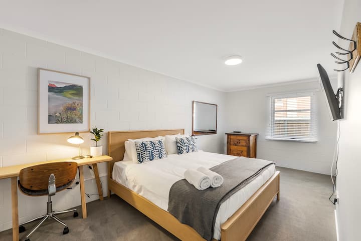 Modern And Central With Parking - Hobart
