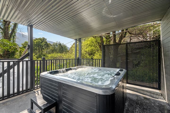 Station Hideaway - Private Spa & Mountain Views - Warburton