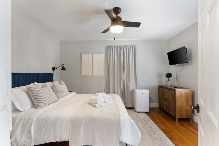 Big Apartment Above Coffee Shop - Fredericksburg, VA