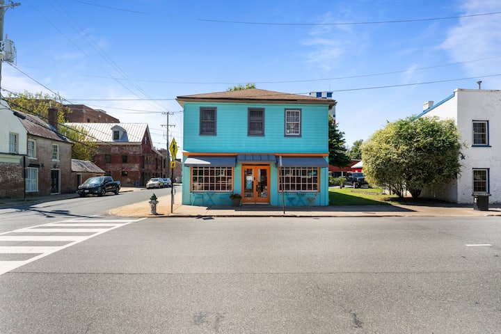 Big Apartment Above Coffee Shop - Fredericksburg, VA