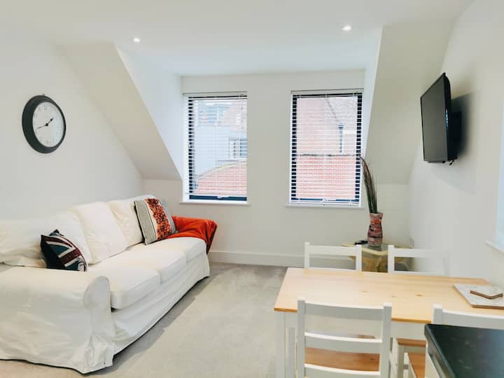 Modern Town Center Apartment - Grafham Water