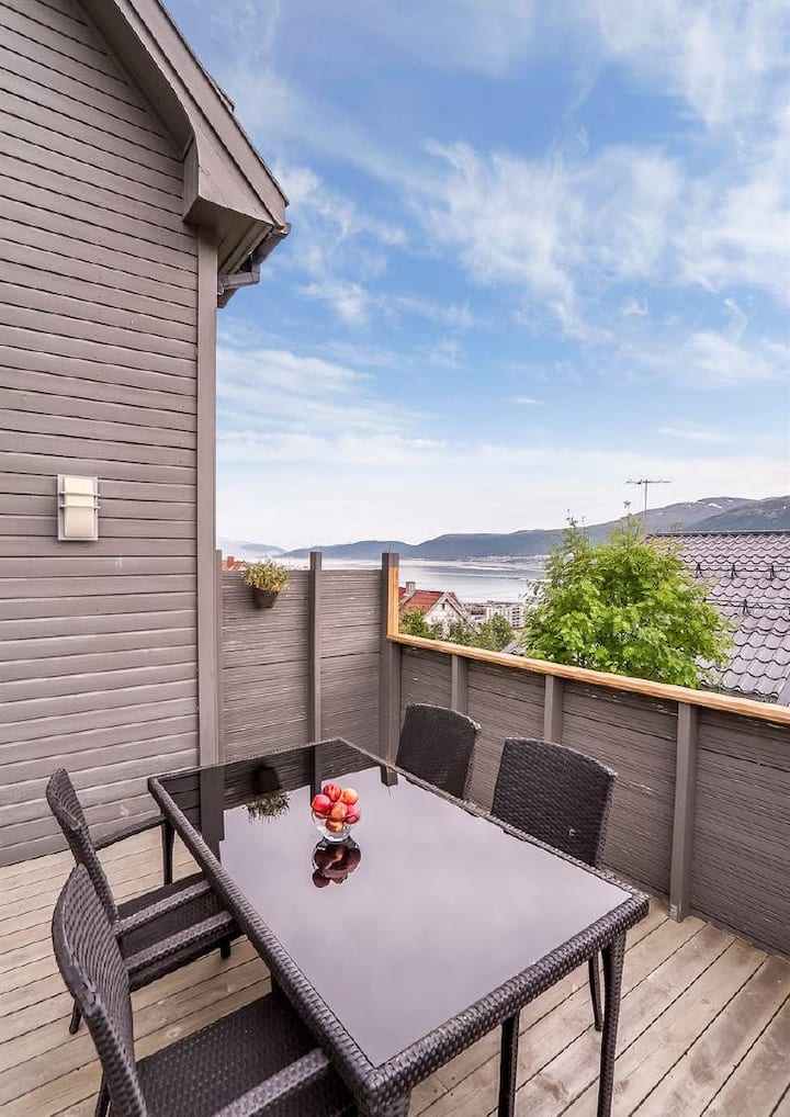 Romslig Sentrumsnær Enebolig Med Fantastisk Utsikt - 特羅姆瑟