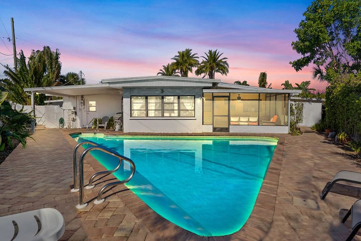 Heated Pool Near Siesta Key! 4 Bedroom Fl Getaway! - Sarasota, FL