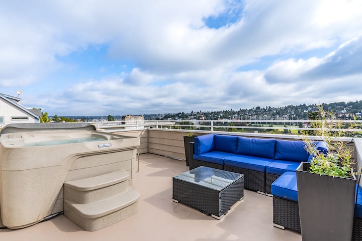 Majestic Views With A Hot Tub! - Seattle, WA