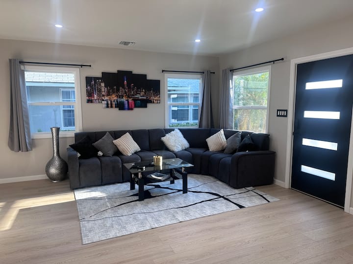 New Modern Home In Sherman Oaks - Burbank, CA