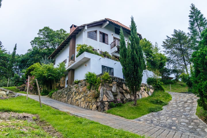 Hermosa Cabaña En La Montaña - Venezuela