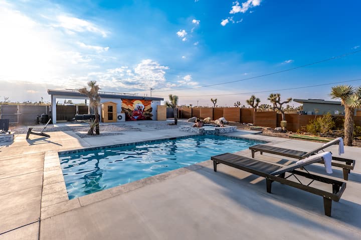 Tiny Home Oasis *Pool *Sauna *Mini Golf + More - Yucca Valley, CA