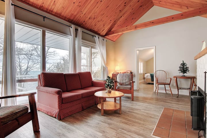 2 Bedroom Lakeside Cottage - Georgina