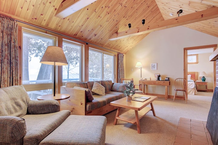 2 Bedroom Lakeside Cottage - Georgina