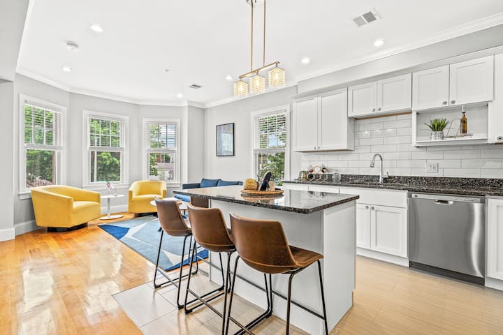 Modern Home-like 3br2ba Retreat/near T - Boston, MA