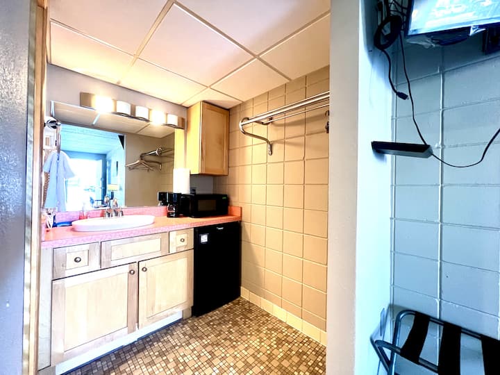 Downtown Main Level King Studio - Free Parking! - Cedar Falls, IA