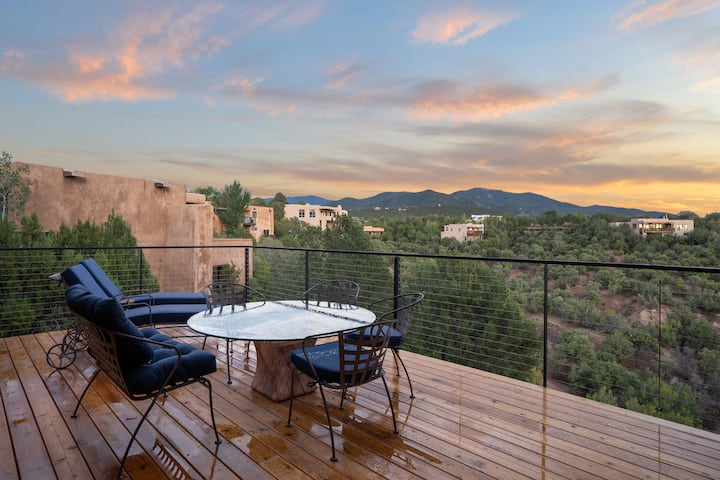 Serene Sunsets & Mountain Views + Arcade & Hot Tub - Santa Fe