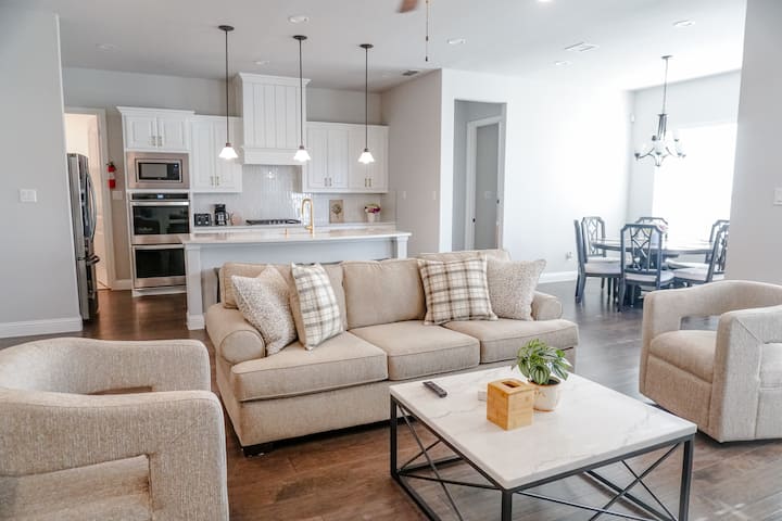 Charming Texas Hideaway: Cozy Stay, Family Perks - Rowlett, TX