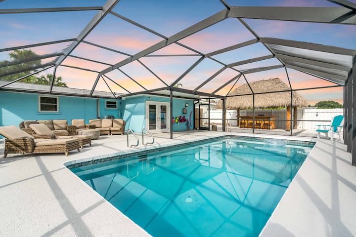 Modern Beach House Tiki Bar, Covered Pool-sleeps 9 - Sarasota, FL