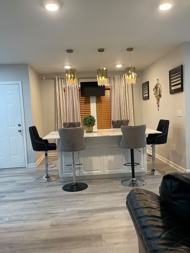 Elegant 3 Bedroom Near Downtown - Lake Townsend, NC