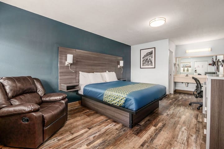 King Bed Non-smoking | Grove City Travel Inn - Columbus, OH