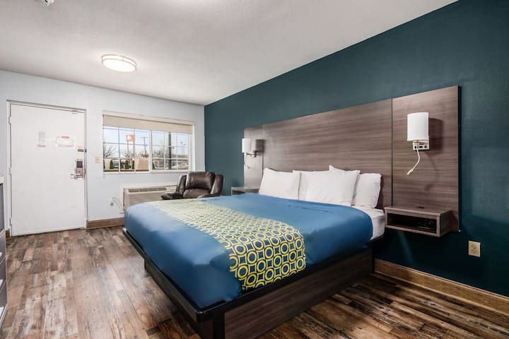 King Bed Accessible Non-smoking |Grove City Travel - Columbus, OH