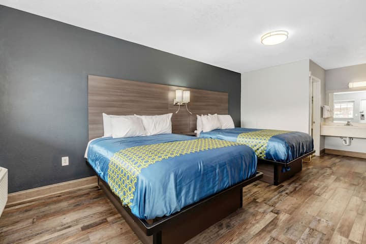 1 Suite Queen Bed Nonsmoking|grove City Travel Inn - Columbus, OH