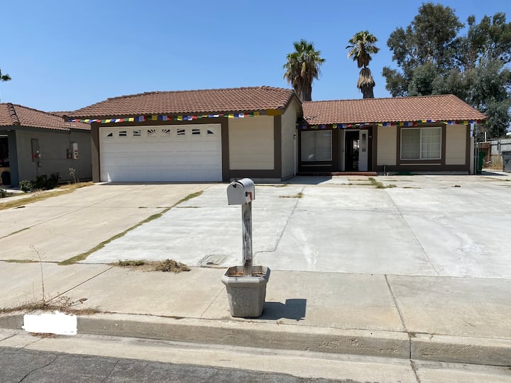 Cozy Room In Moval With Mini Fridge & Microwave - Moreno Valley, CA
