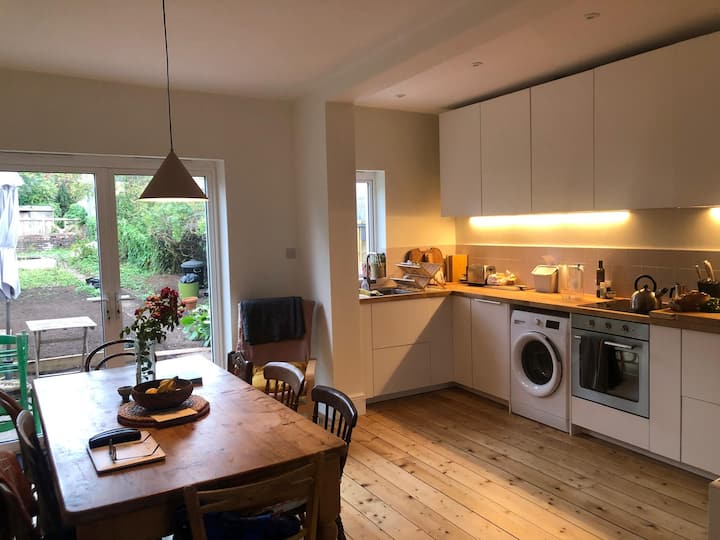 Stylish Light-filled Renovated House, Greenbank - Bristol