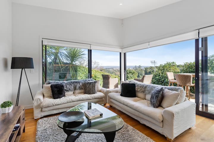 Hidden Gem Retreat – Sunset City Escape With Views - Auckland
