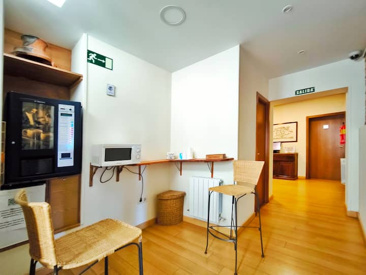 Lit Individuel/ Salle De Bain Privée - Jaune - Segovia